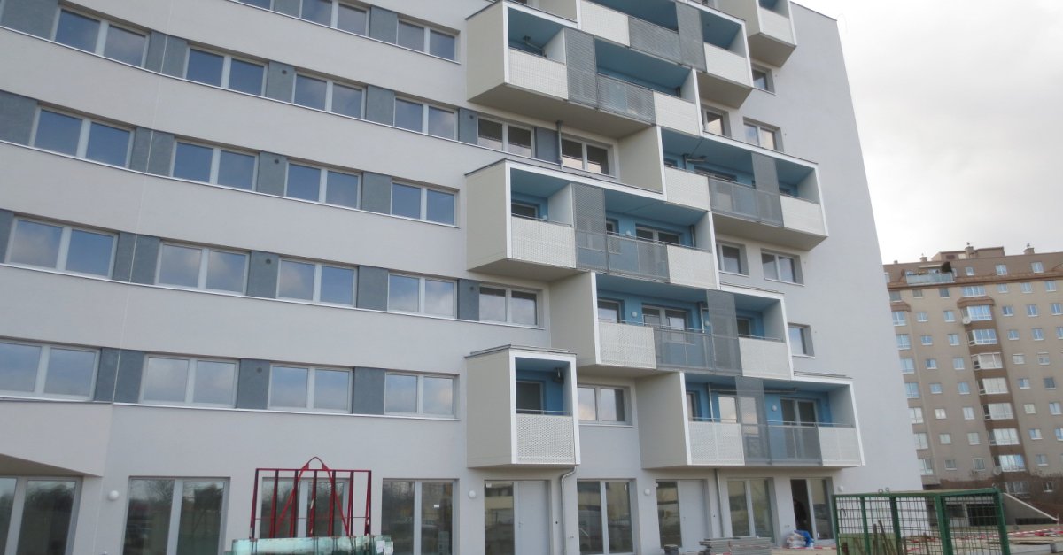 Energy-efficient buildings with precast concrete elements