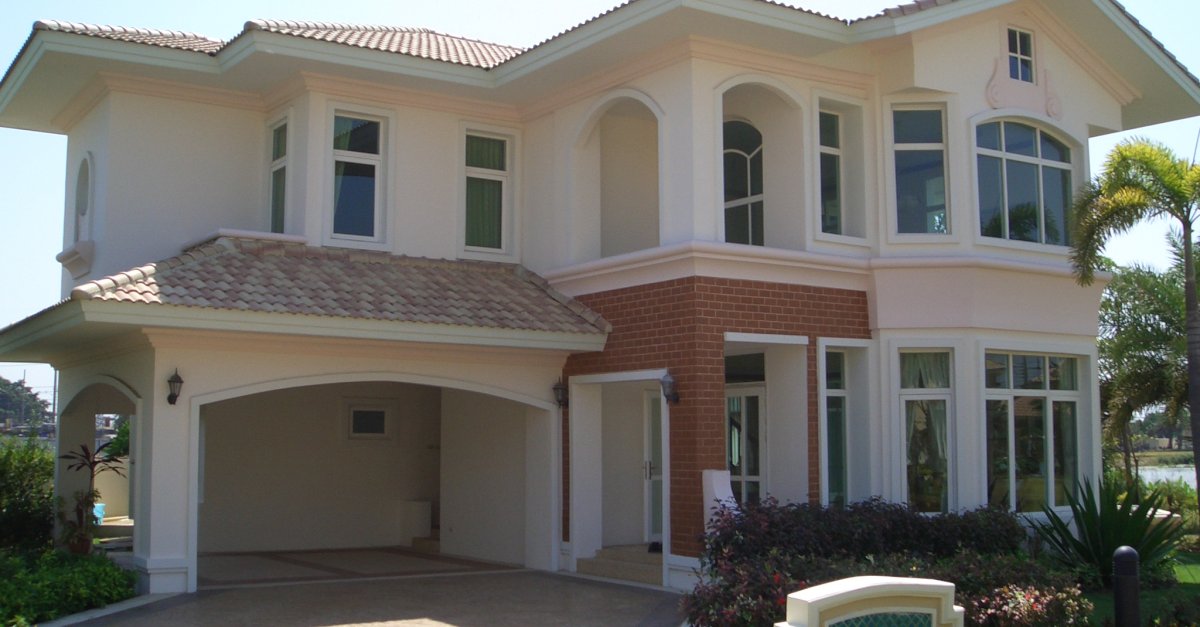 Luxury villas and basic detached houses made with precast concrete
